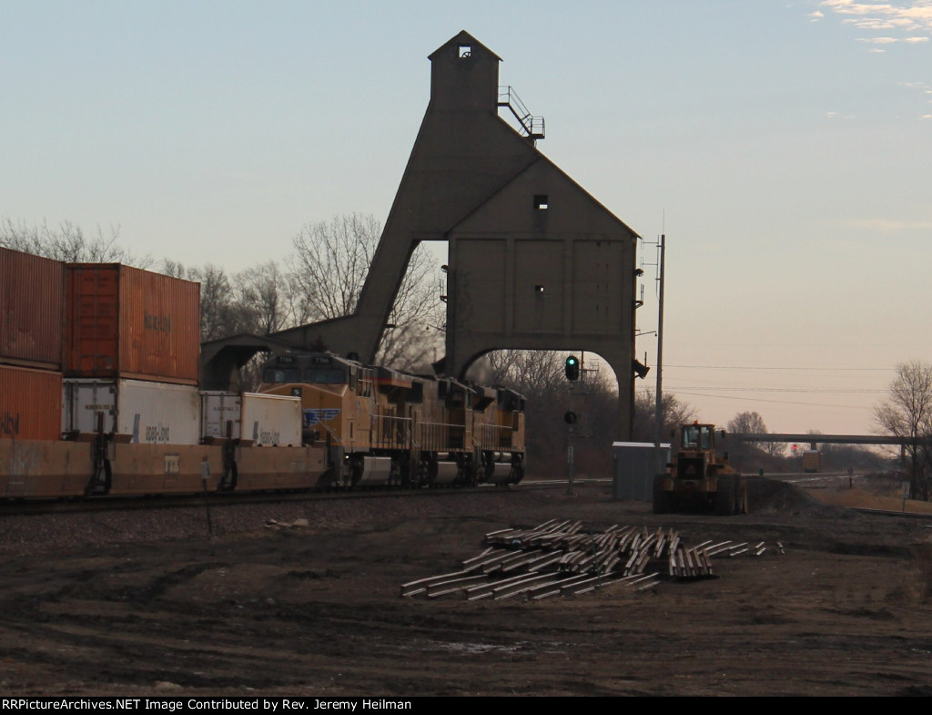 UP 8661 & others (4)